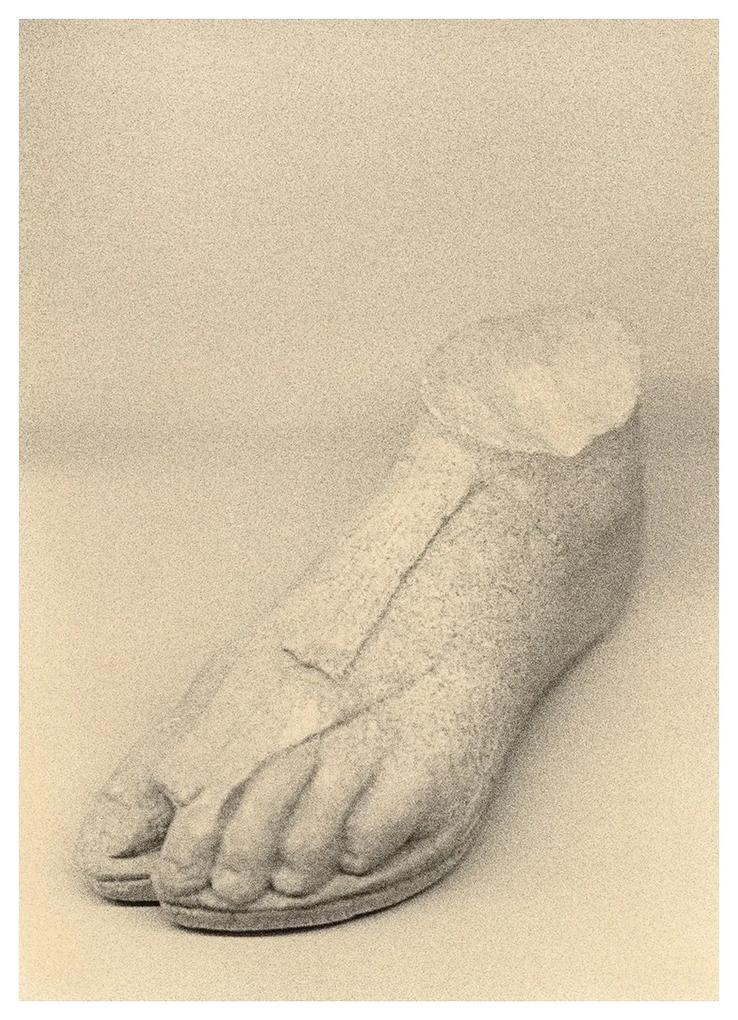 Paper Collective designové moderní obrazy The Foot (100 x 140 cm)