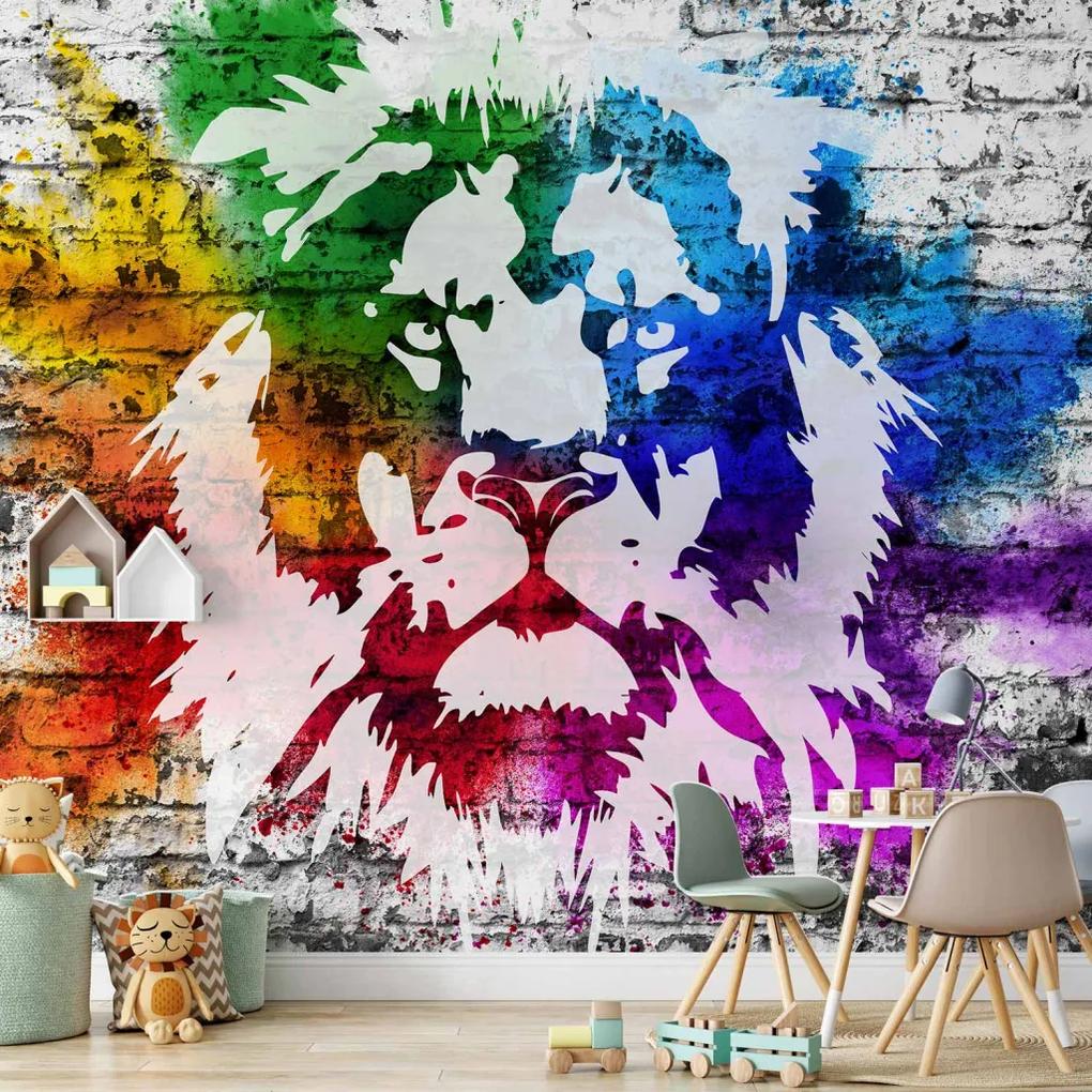 Fototapeta Městská Afrika - motiv barevného lva na bílém pozadí s texturou cihly