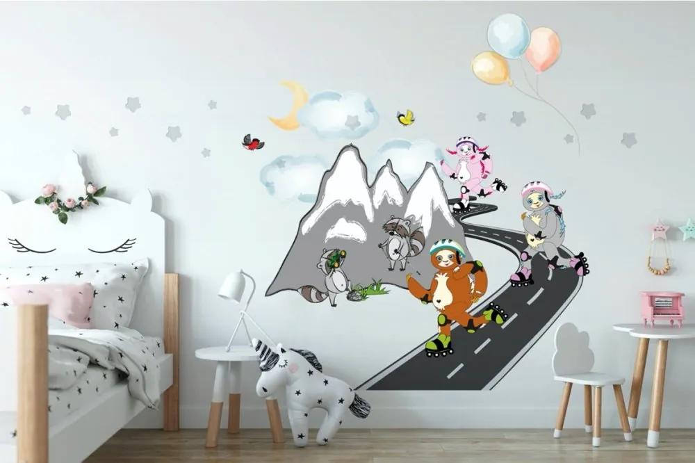 Hravá dětská nálepka na zeď lenochodi sportovci  na horách 100 x 200 cm