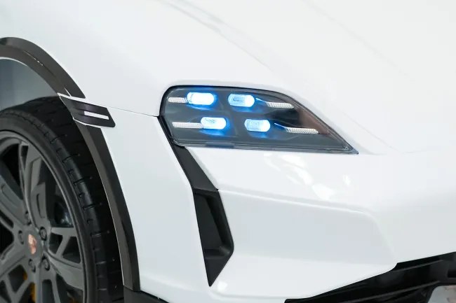 Elektrické autíčko Porsche Taycan Turbo S bílé