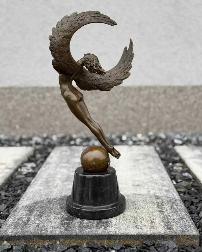 Bronzová socha - ženská figura s křídly - Vzestupný den