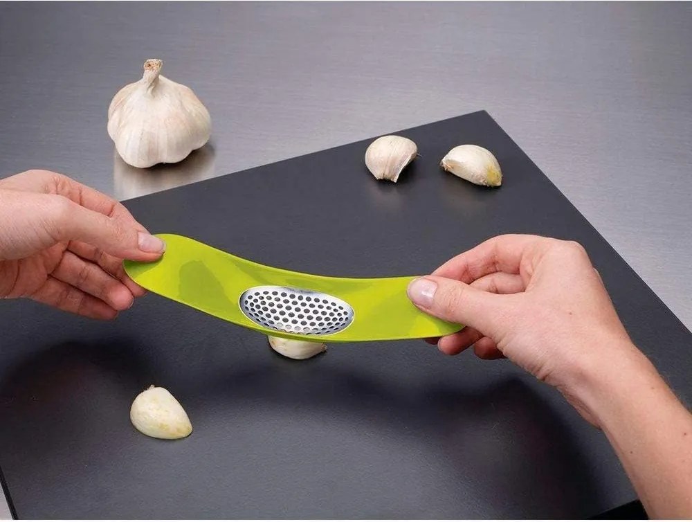 Zelené kolébkové mačkadlo na česnek Joseph Joseph Garlic Rocker