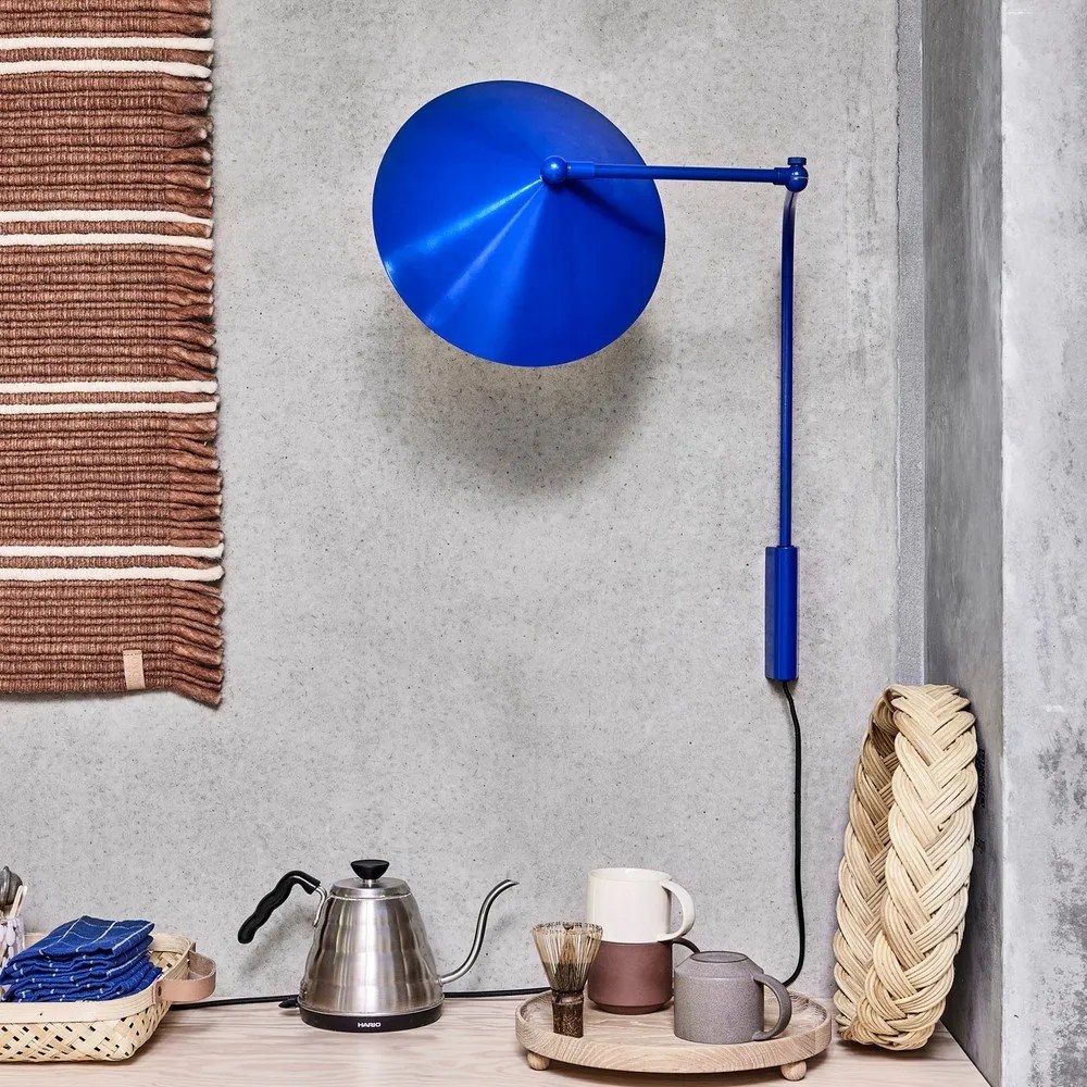 Modré kovové nástěnné svítidlo do zásuvky Kasa – OYOY Living Design