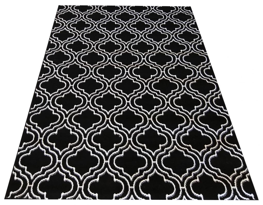 Kvalitní skandinávský koberec v černé barvě s bílým vzorem