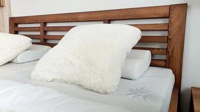 Postel Postelia GABRIELA Buk 180x200 - Dřevěná postel z masivu, bukové dvoulůžko o šíři masivu 4 cm