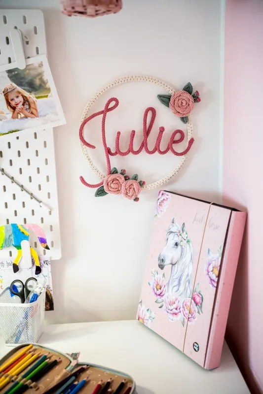 Závěsná dětská dekorace starorůžové háčkované jméno v kruhu Julie