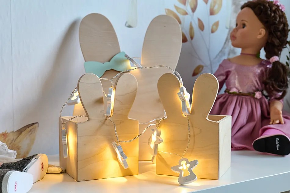 LED světýlka na baterie, dřevění andílci, 2 m, teple bílá, 10 diod, čirý kabel, IP20 interiér, 2 × AA
