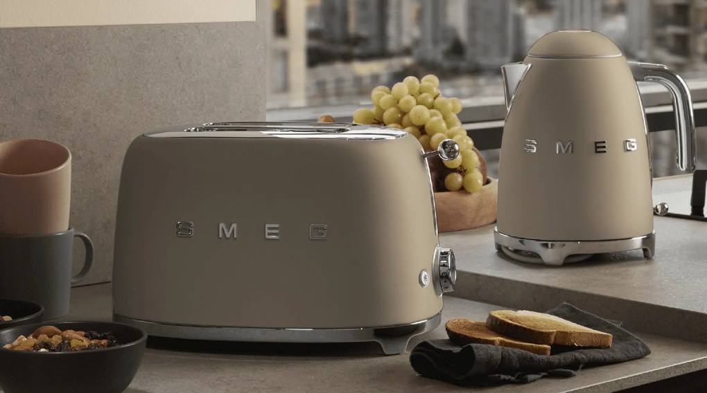 Rychlovarná konvice Smeg 50's style KLF03CHMEU / 2400 W / 1,7 l / matná zlatá