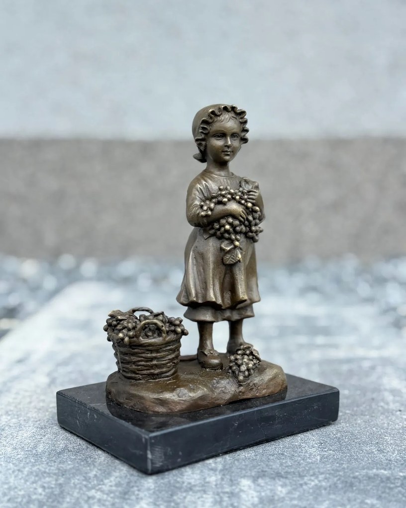 Bronzová socha - Holka s košíkem hroznů