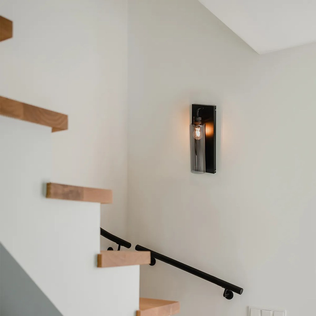 Moderní nástěnná lampa černá s kouřovým sklem - Stavelot