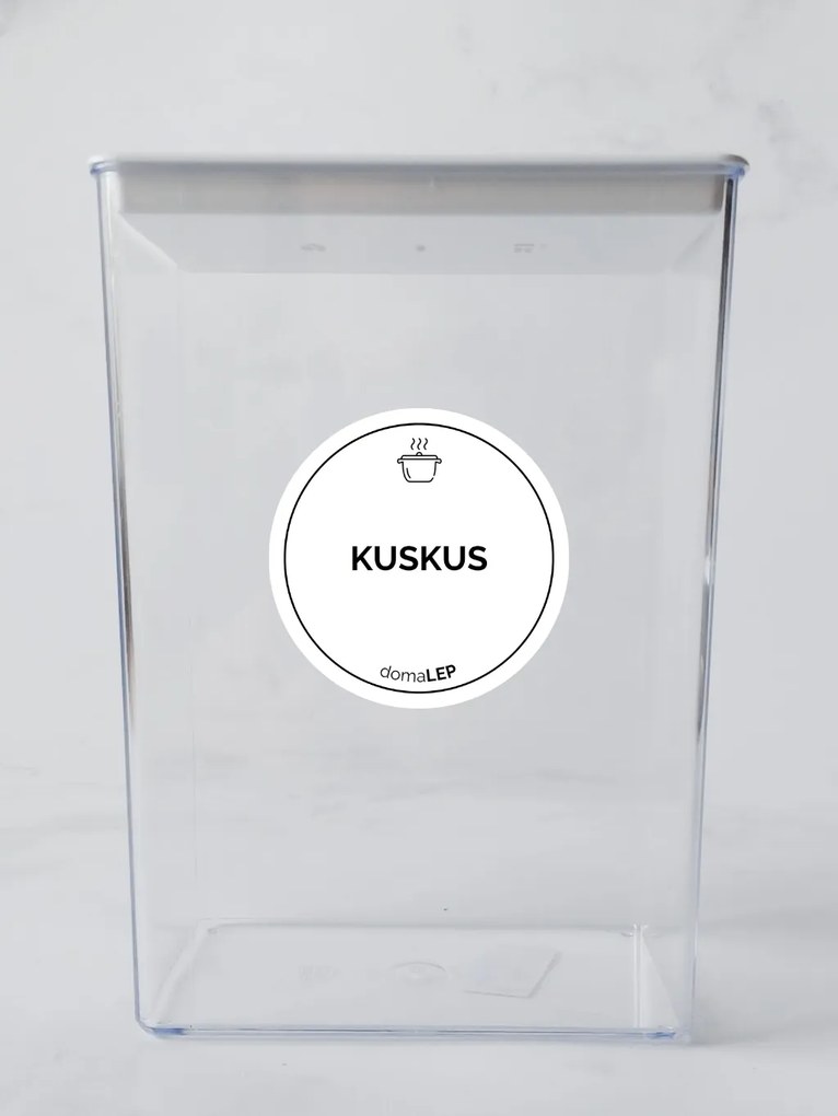 KUSKUS – bílá samolepka na dózu, tučné písmo, 5 cm | DomaLEP