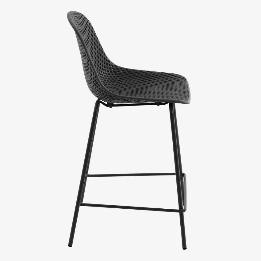 OnaDnes -20% Tmavě šedá plastová barová židle Kave Home Quinby 65 cm