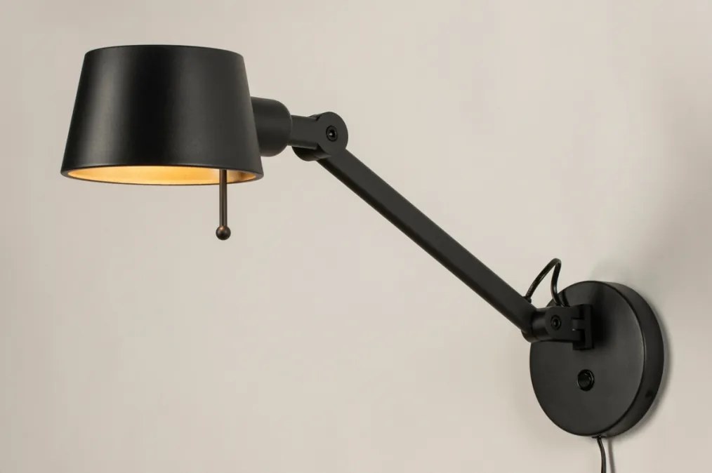 Nástěnné designové svítidlo s ramenem a vypínačem Niki Black
