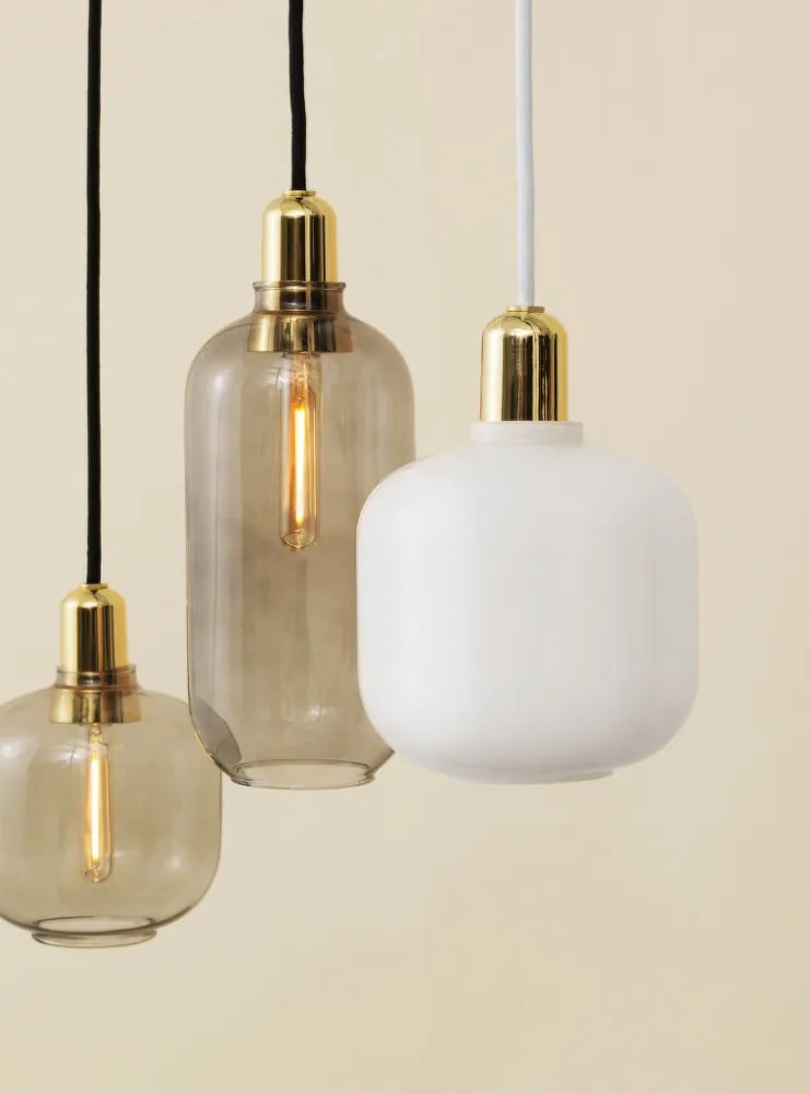 Normann Copenhagen Závěsná lampa Amp Large, white/brass 502167