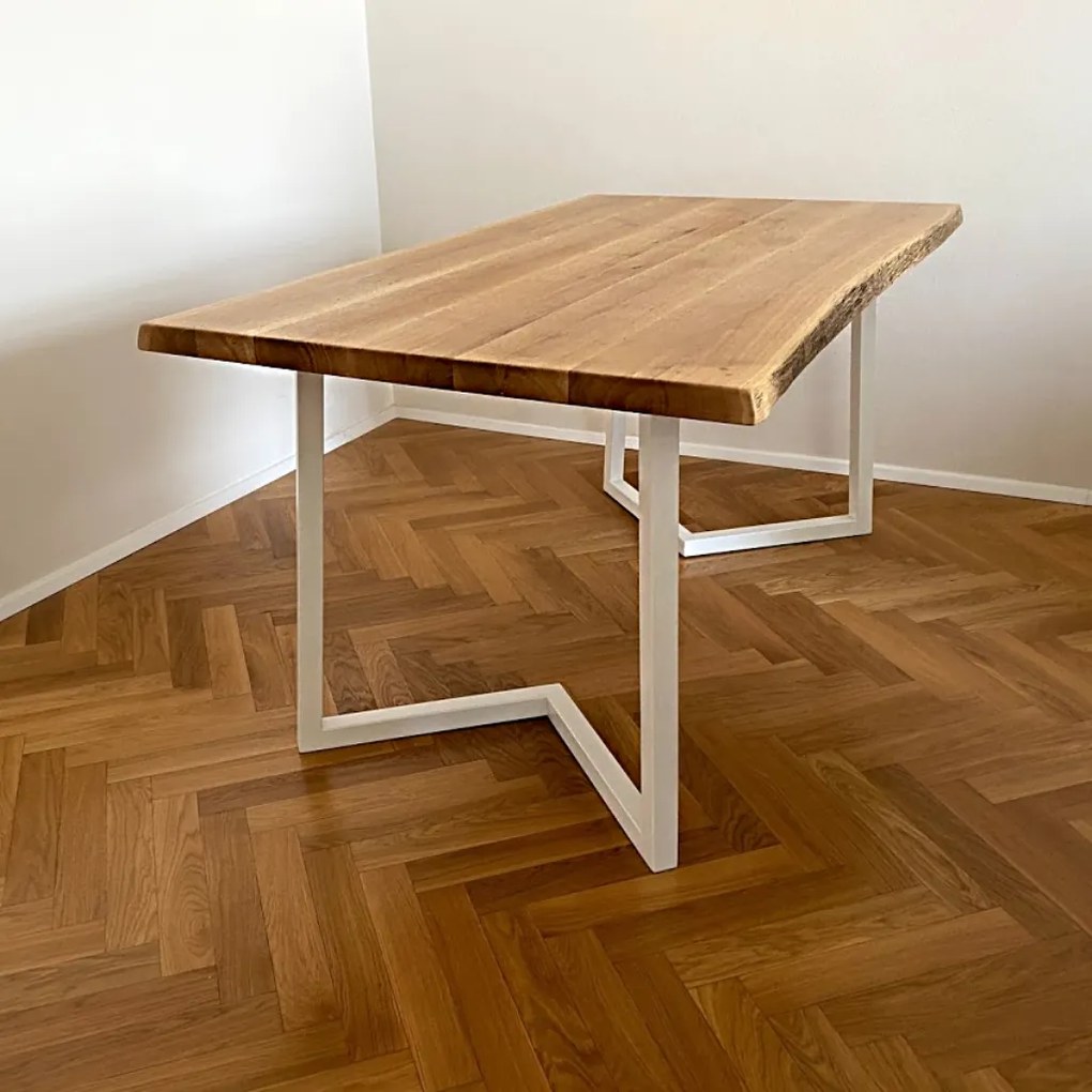 KULHÁNEK Jídelní stůl s rustikální hranou a kovovou podnoží "V" Velikost desky: individuální, Odstín podnože: černá s jemnou strukturou - JS RAL 9005