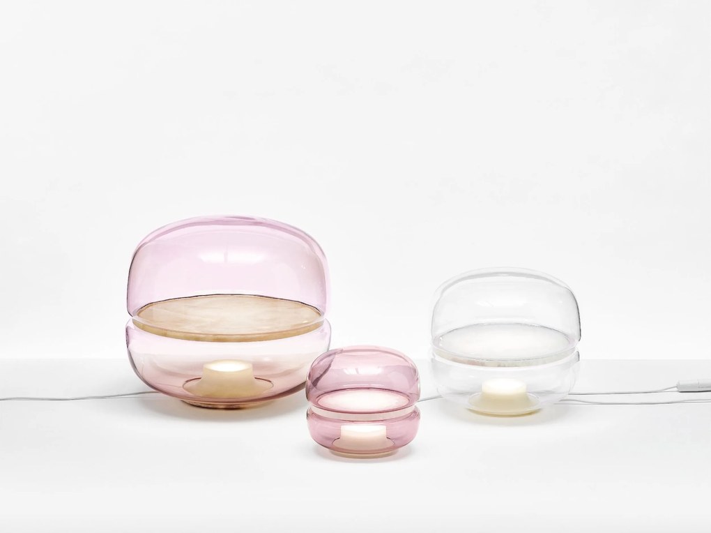 Designová stolní lampa Brokis Macaron M, PC1039 Barva skla: Šedá kouřová - transparentní sklo, Základna: Dub evropský - bíle mořený (CSFB1575), Disk: BROKISGLASS - triplex opál mat (CSOP1578)