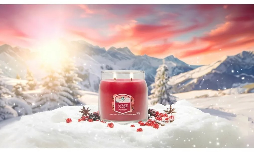 Yankee Candle vonná svíčka Signature ve skle střední Santa On Skis, 368 g, S
