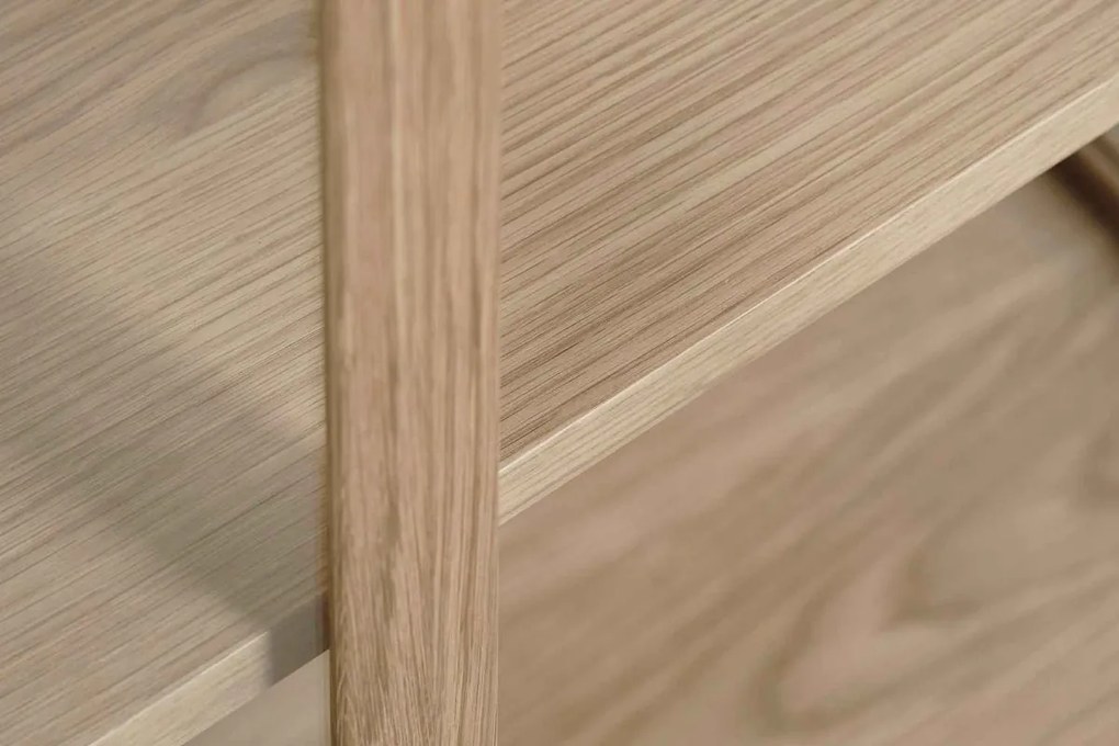 Designová vitrína Dallan 140 cm přírodní dub