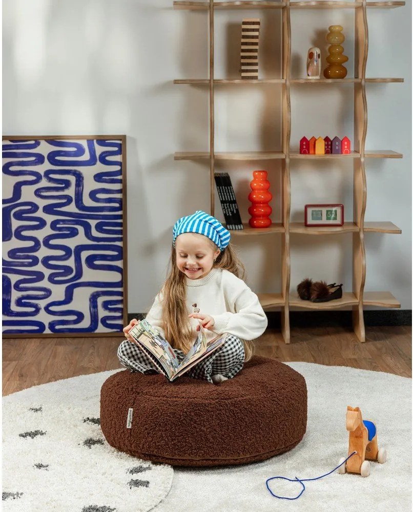 Tmavě hnědý dětský sedací vak z textilie bouclé Warm Hazel – Wigiwama