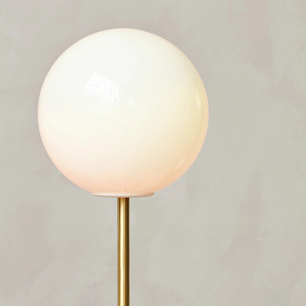 Stolní lampa TR, Brushed Brass, Matt Opal – AUDO COPENHAGEN