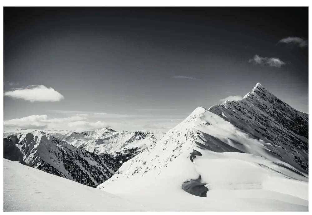 Samolepící fototapeta zasněžené černobílé pohoří
