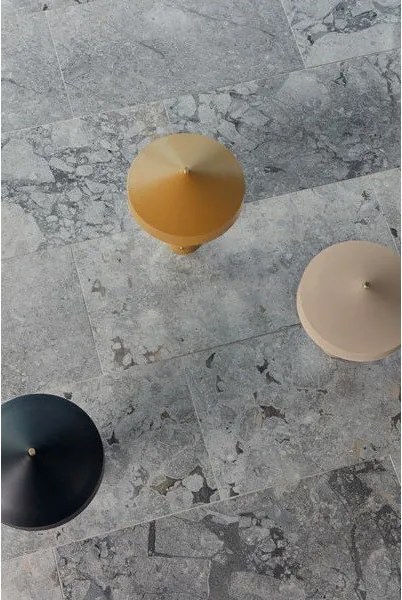 Okrově žlutá kovová stolní lampa (výška 41 cm) Hatto – OYOY Living Design