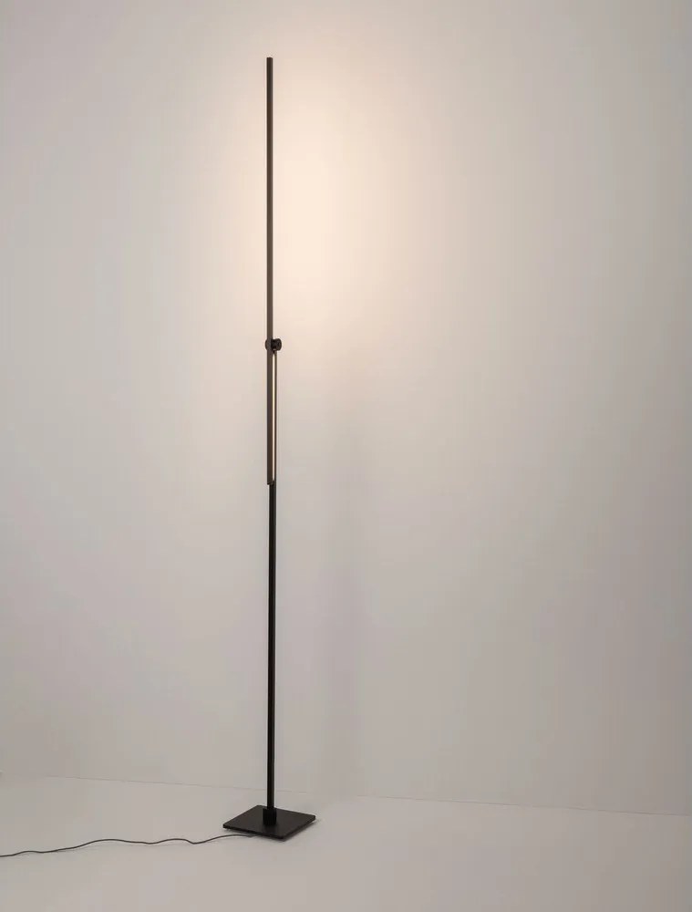 Matně černá kovová LED stojací lampa s ohybatelnou konstrukcí/stmívatelná (výška 144 cm) Tenso – Nova Luce