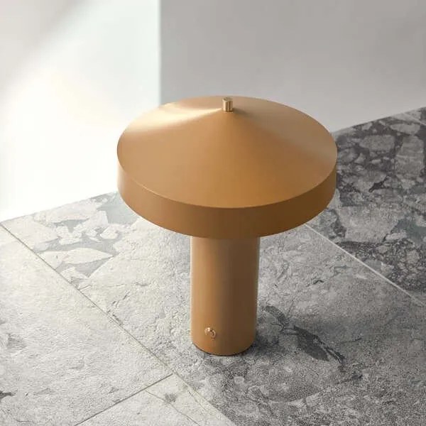 Okrově žlutá kovová stolní lampa (výška 41 cm) Hatto – OYOY Living Design