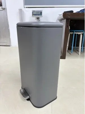 HOMCOM 30 L odpadkový koš, úzký kovový odpadkový koš s plastovým vnitřním kbelíkem, víkem s tichým dovíráním a nožním pedálem, tmavě šedý