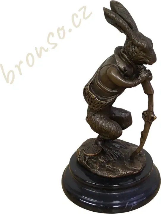 Lovecký zajíc – bronzová soška na mramorovém podstavci