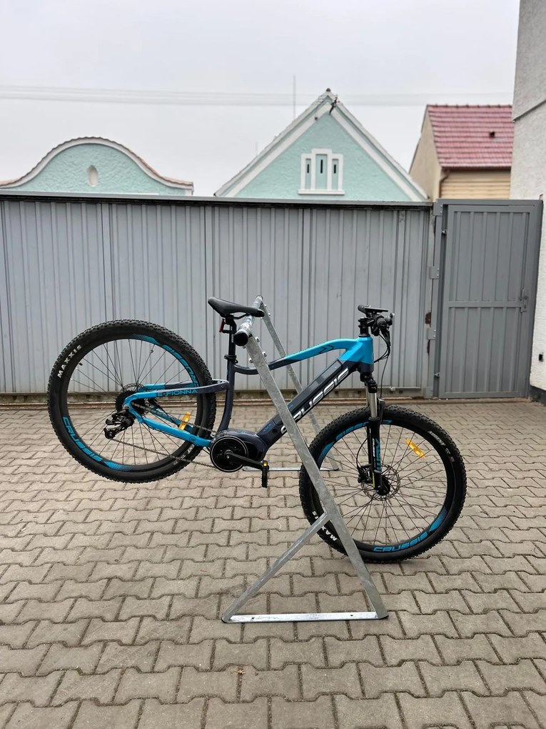 Stojan na kola za sedlo KS-930 | Česká výroba | KACERLE Povrchová úprava: žárový zinek, Délka stojanu: 2,5 m