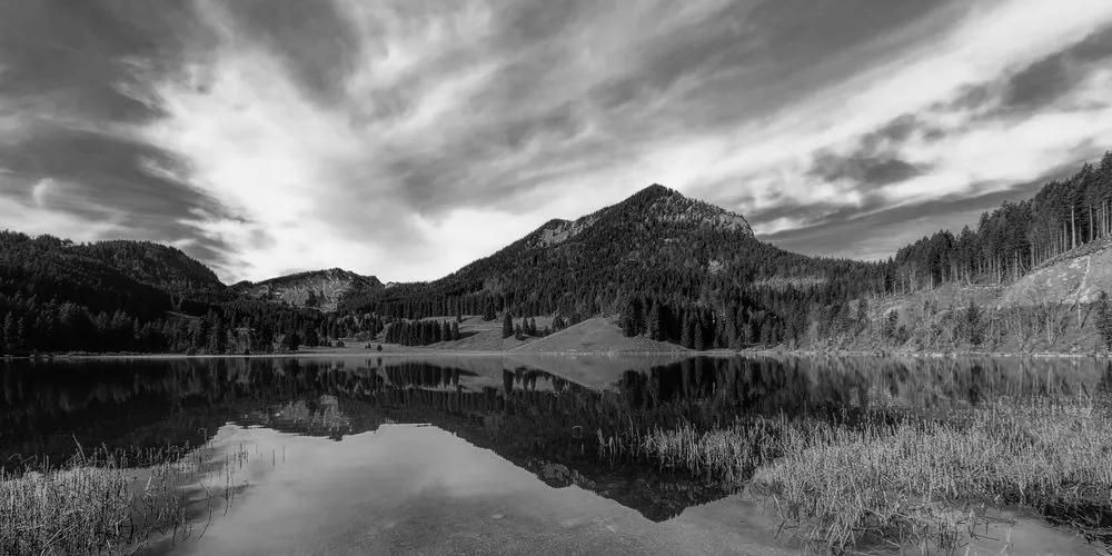 Obraz jezero pod kopci v černobílém provedení Varianta: 120x60