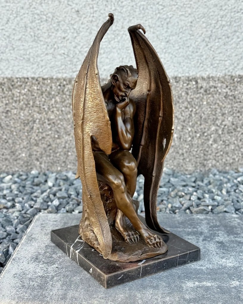 Bronzová socha -  Zadumaný Satan soška démona