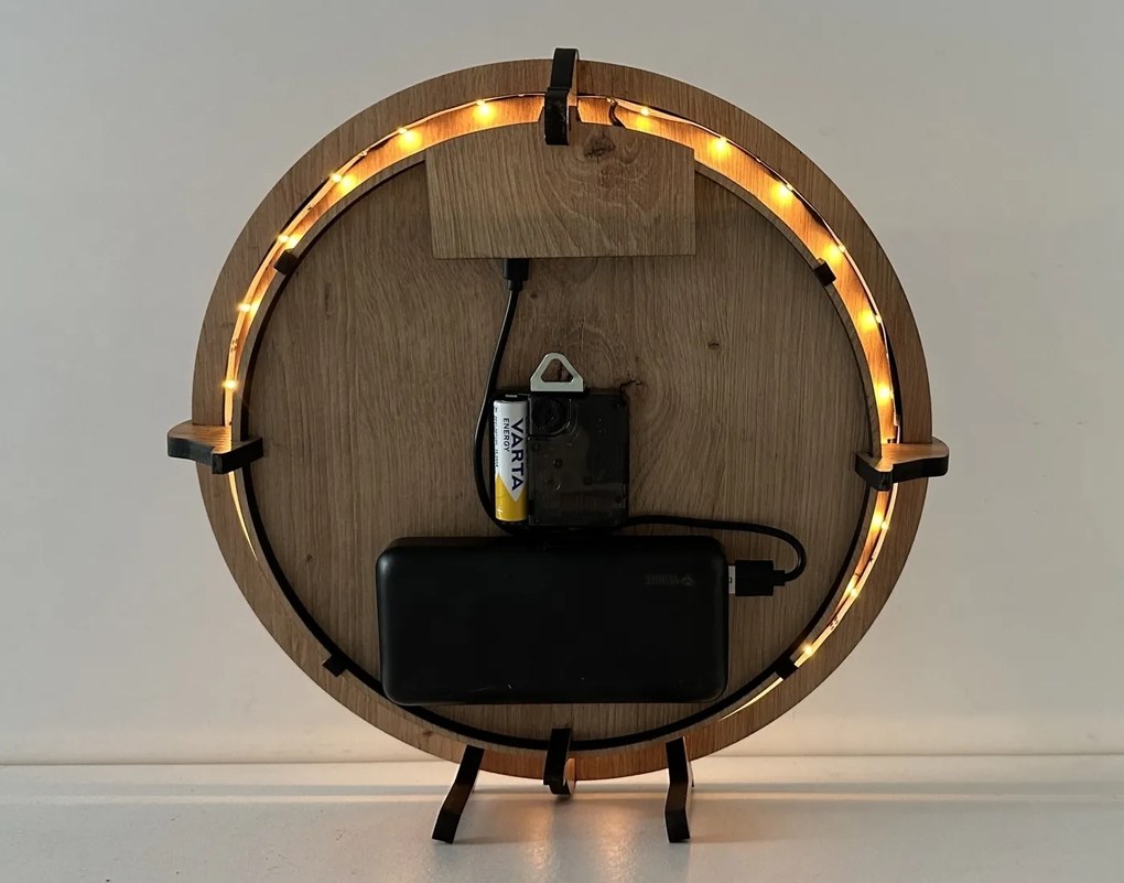 Li-Go "Pstruh" Světelné hodiny 32 cm provedení povrchu: dub světlý, varianta napájení svítidla: 230V pro vývod ze stěny (s přívodním kabelem)