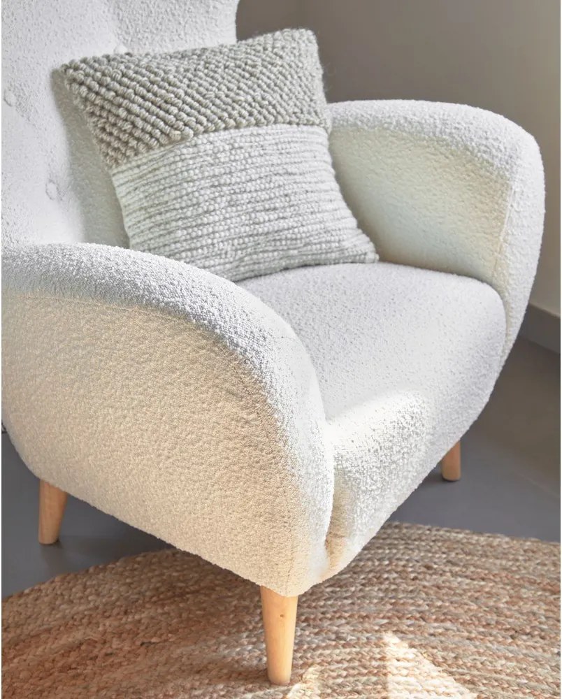 Bílé křeslo z textilie bouclé Patio – Kave Home