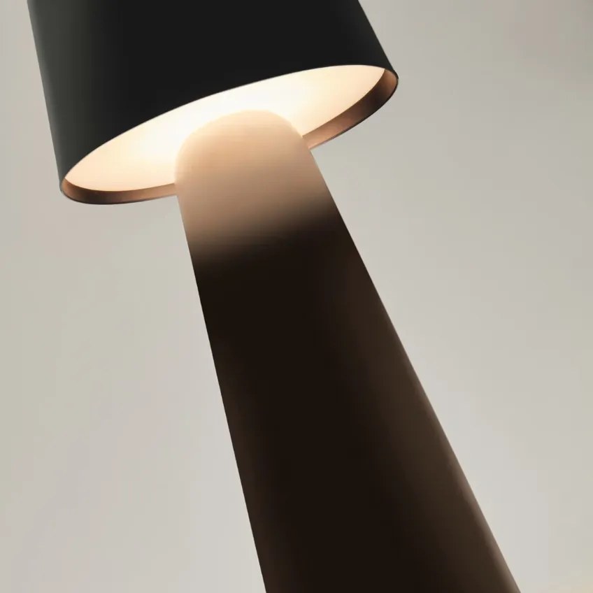 Černá kovová zahradní stolní LED lampa Kave Home Arenys M