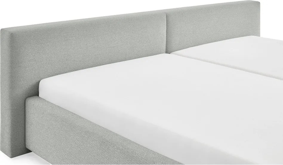 Světle šedá čalouněná dvoulůžková postel s úložným prostorem s roštem 200x240 cm Cube – Meise Möbel