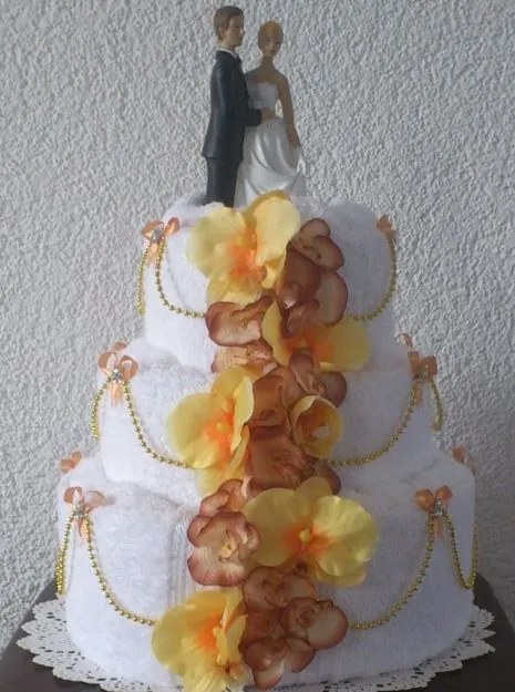 Svatební ručníkový dort bílý se soškou a perličkami - 351