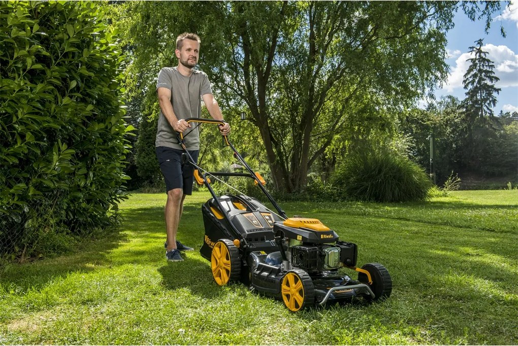 Benzínová sekačka na trávu Riwall PRO RPM 5355 4v1 s pojezdem