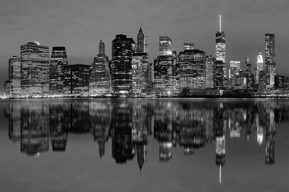 Fototapeta černobílý odraz Manhattanu ve vodě - 300x270