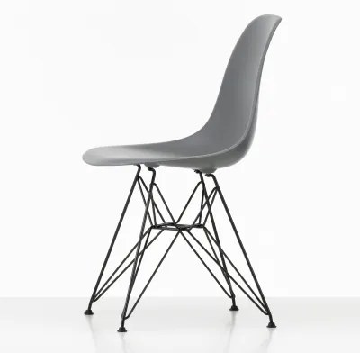 Eames Plastic Chair DSR černě lakovaná grafitová bílé na koberec Vitra