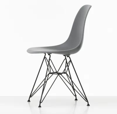 Eames Plastic Chair DSR černě lakovaná grafitová černé na tvrdou podlahu Vitra