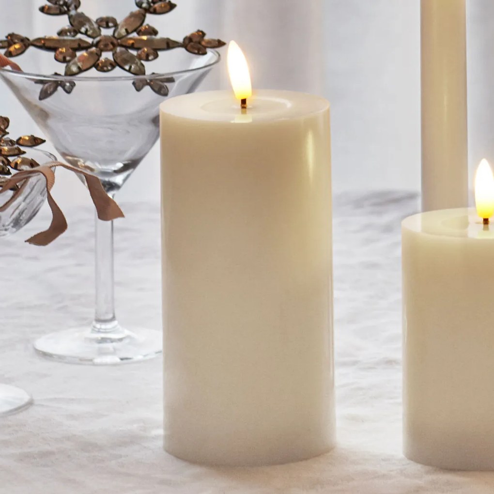 LED svíčka na baterie vosková Sille Ivory, Ø 7,5 × 15 cm, bílá, 2× AA