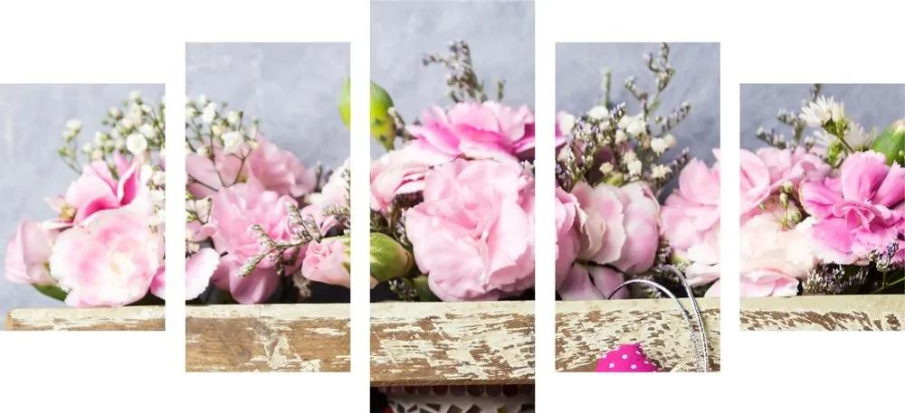 5-dílný obraz květiny karafiátu v dřevěné bedničce - 200x100 cm