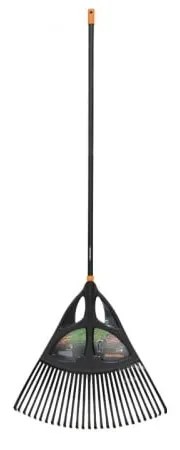 Černé hliníkové hrábě s násadou na listí Fiskars Solid, šířka 65 cm