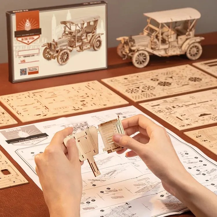RoboTime 3D dřevěná mechanická skládačka Historické auto