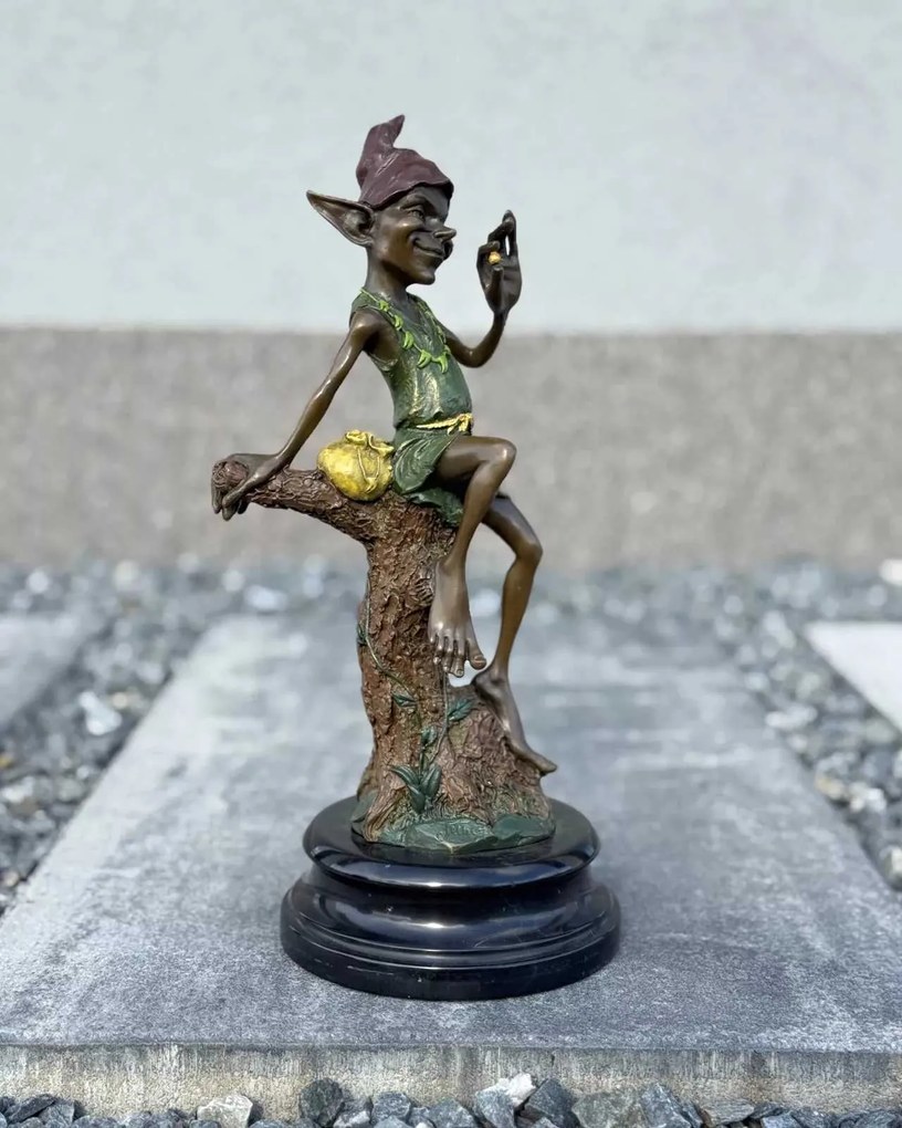 Bronzová socha - Skřítek sedící na větvi pohádková figurka