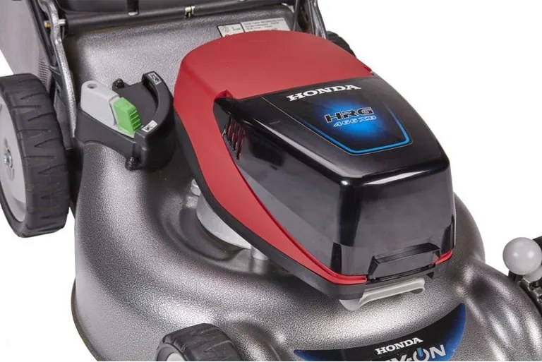 AKU sekačka s pojezdem HONDA HRG 466 XB