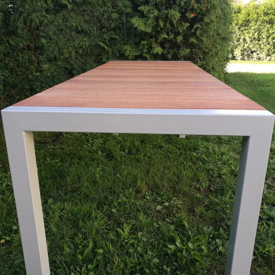 KULHÁNEK Zahradní stůl s kovovou hranou a nohami - příčná prkna Odstín nátěru: lazura - pinia, Velikost desky: 250x90 cm, Odstín podnože: černá s jemnou strukturou - JS RAL 9005