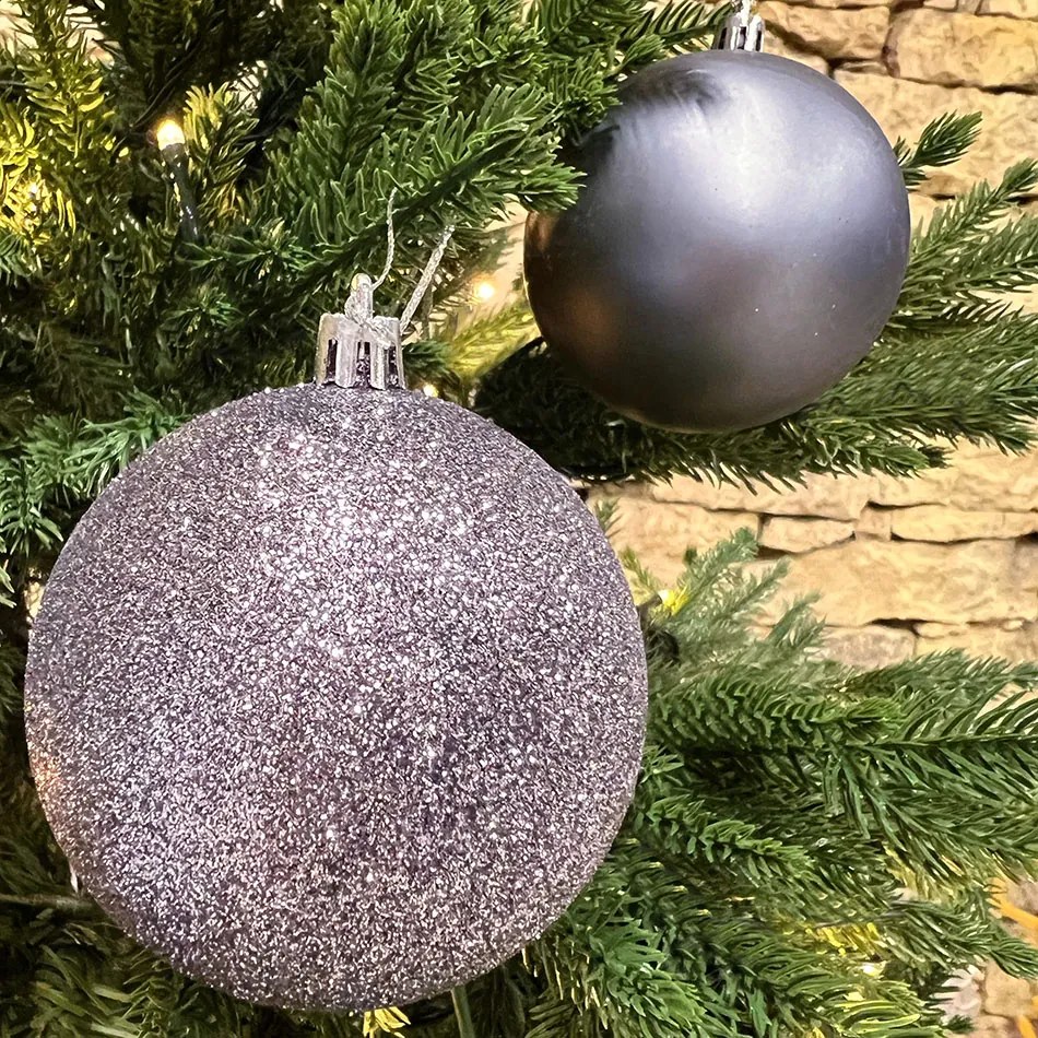 Sada vánočních ozdob tmavě stříbrná 6 cm plastové baňky, 12×  glitter, 12× mat, balení 24 ks